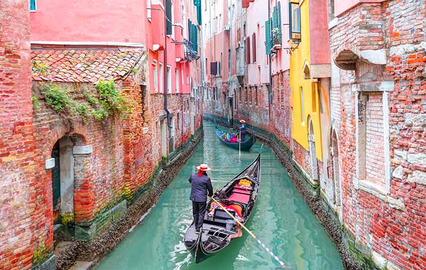 Air Transat makes tracks for Italy again - Travelweek