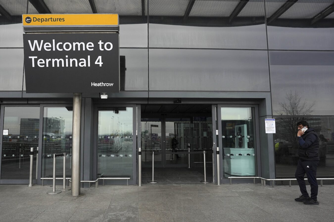 Air Canada, WestJet post updates in wake of Heathrow blaze - Travelweek